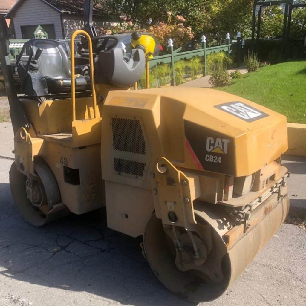 Petit Compacteur (1) : CAT 214. - IC TRANSPORT